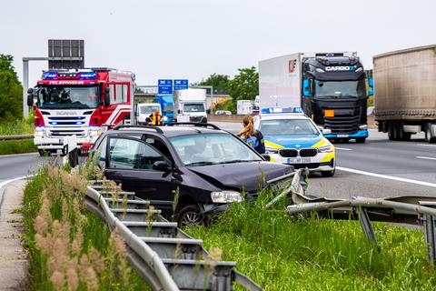 Unfall auf A5: Auto überschlägt sich und landet zwischen Leitplanken