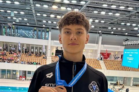 Gold über 400 Meter Lagen für Talent des Schwimm-Clubs Wiesbaden in Berlin.