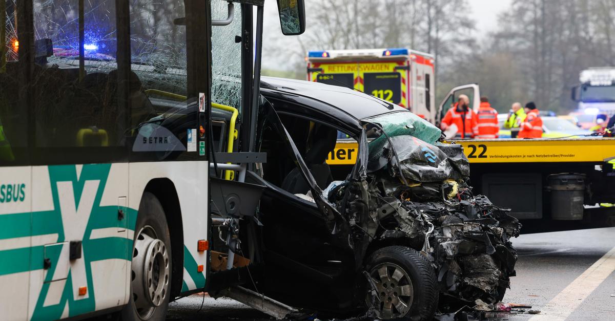 Tödlicher Unfall auf B45: Ersthelfer kümmern sich um Kinder