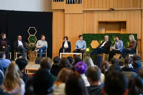 Schüler der Marienhöhe in Darmstadt fragen Politiker