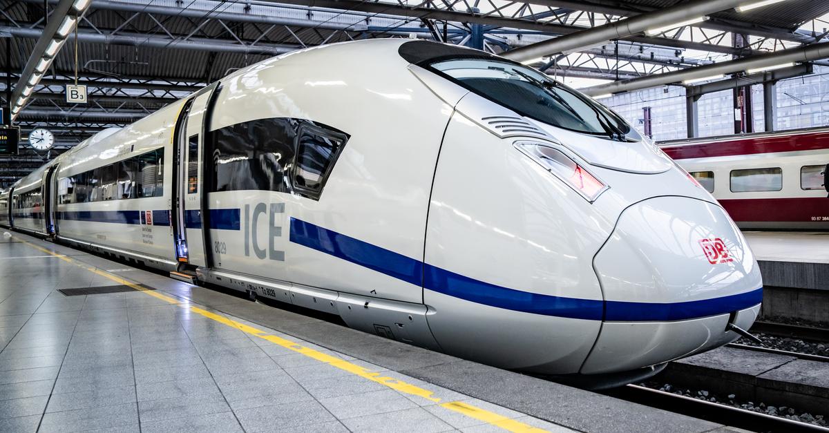 Auffälliger Zug: Das macht den ICE mit blauem Streifen besonders