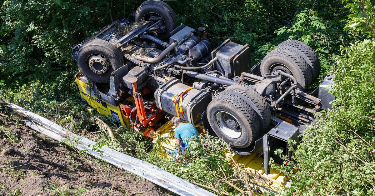 Lkw kommt auf A67 von Fahrbahn ab
