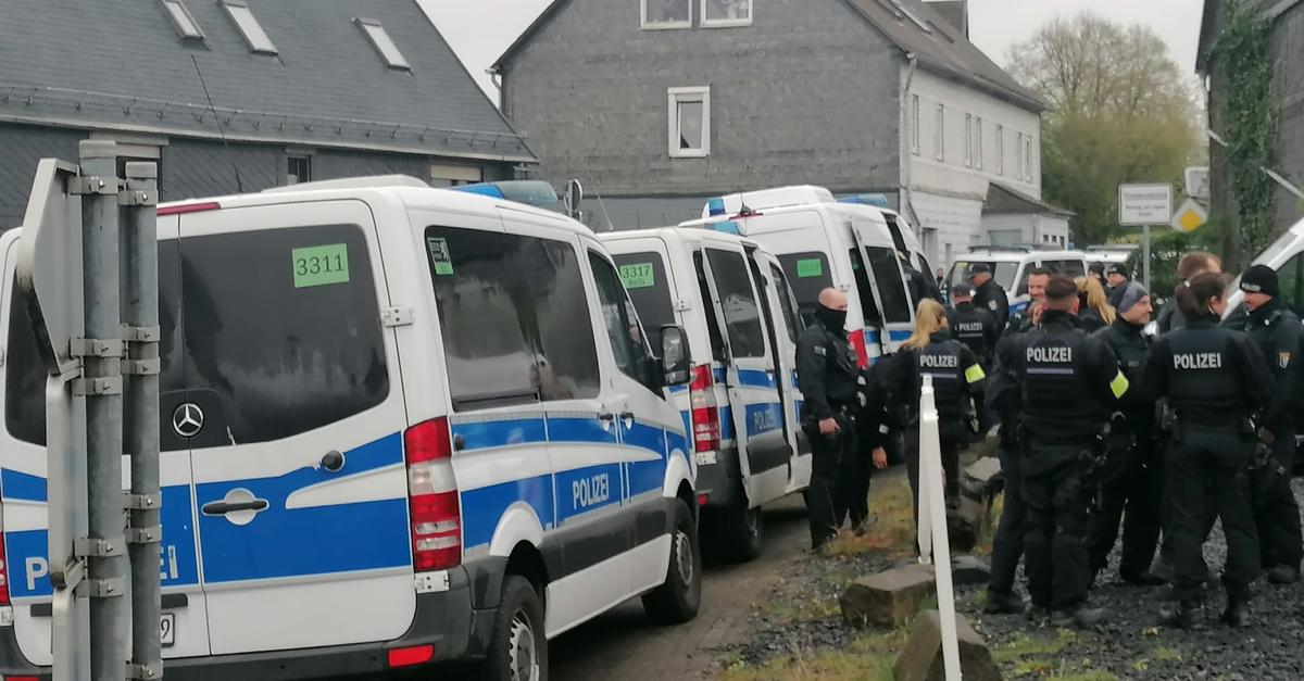 Dreifachmord im Westerwald: Polizei sucht mit Großaufgebot