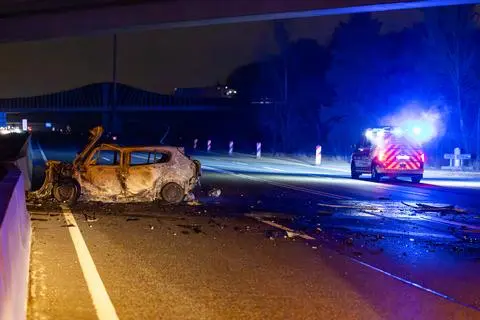 Tödlicher Unfall auf A67: Autofahrer prallt in Brückenpfeiler und stirbt