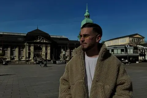 „Fantom“ aus Darmstadt rappt beim Schlossgrabenfest