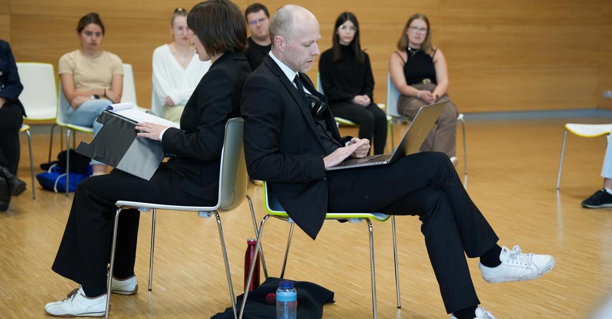 Das Brachland-Ensemble performt „Diktat“ mit Wiesbadenern