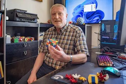 Bronzene Verdienstplakette: Darmstädter berechnet Gotteszahl für Rubik ...