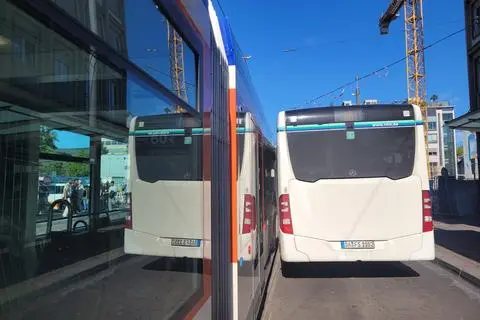 Bus verkeilt sich in Darmstadts Innenstadt mit Straßenbahn