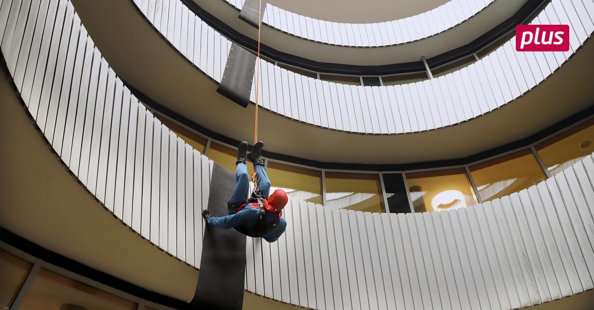 Superhelden beschenken kranke Kinder in Darmstädter Klinik