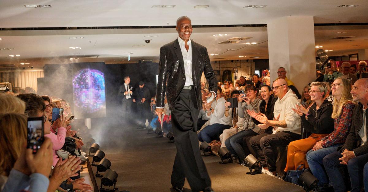 Bruce Darnell modelt im Darmstädter Modehaus Henschel
