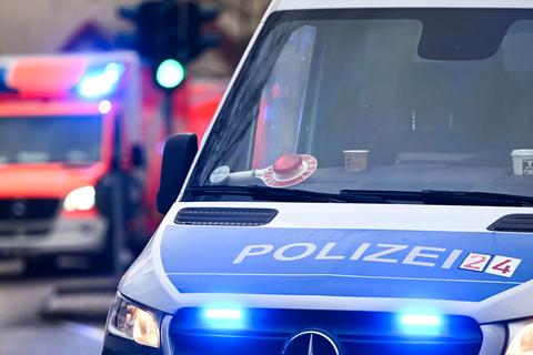 Schulbus stößt mit Auto zusammen – eine Verletzte