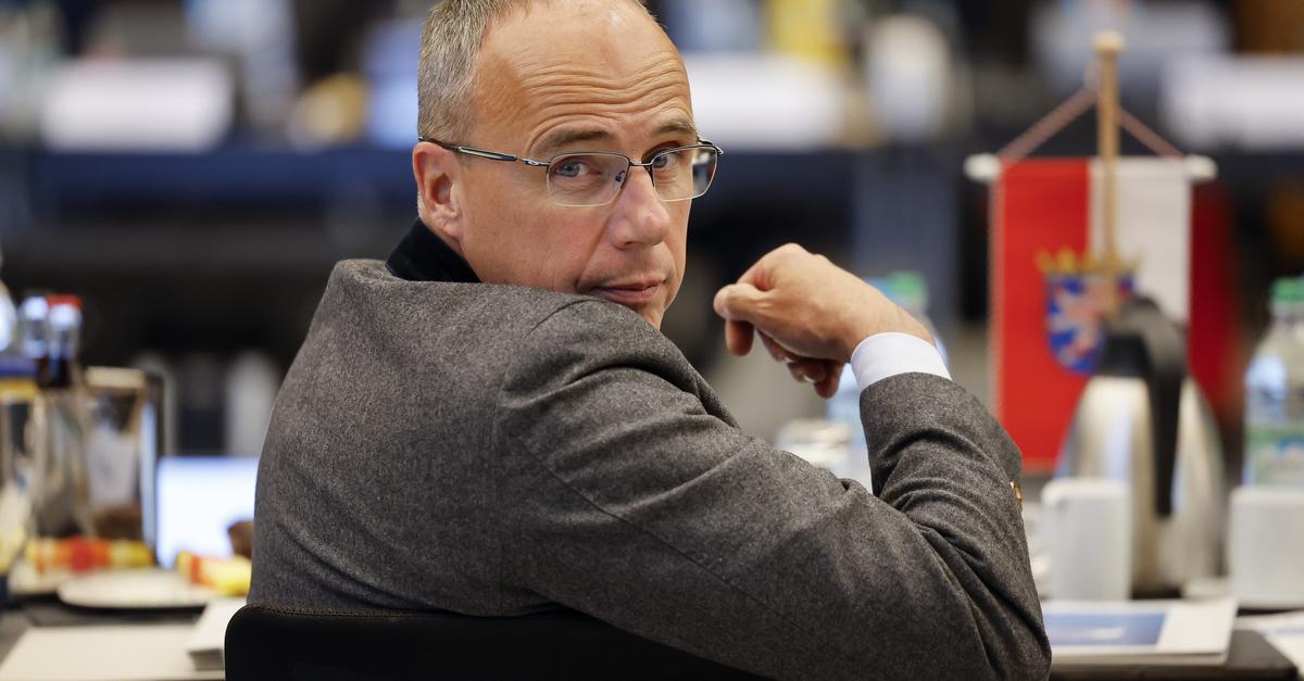 SVWW-Fans machen mobil gegen Ex-Innenminister Peter Beuth als ...