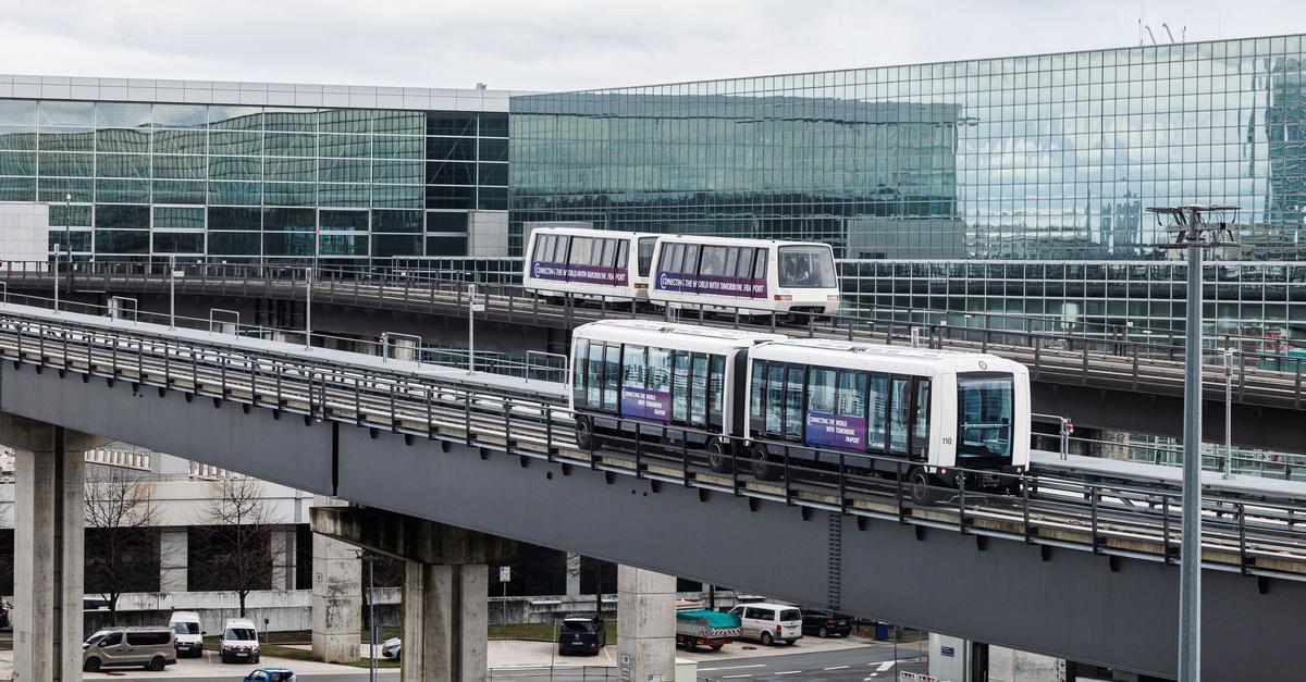 Neue Skyline-Bahn am Flughafen steht schon wieder still