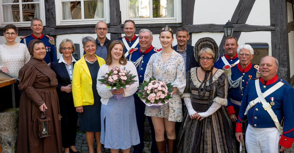 Die Krone der Blütenkönigin bleibt in der Familie