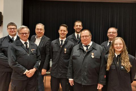 Brände, Wespennester und ein Leiterunfall fordern Brandschützer | Echo ...