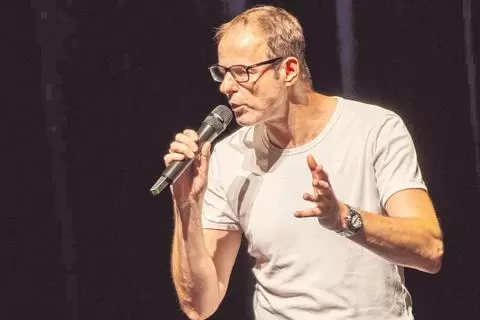 Vince Ebert begeistert im Parktheater Bensheim