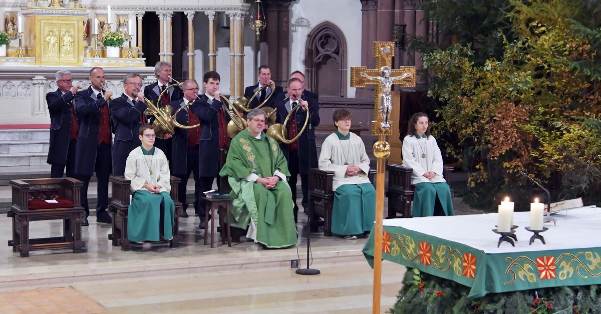 Jäger zelebrieren feierliche Hubertusmesse in St. Peter Heppenheim