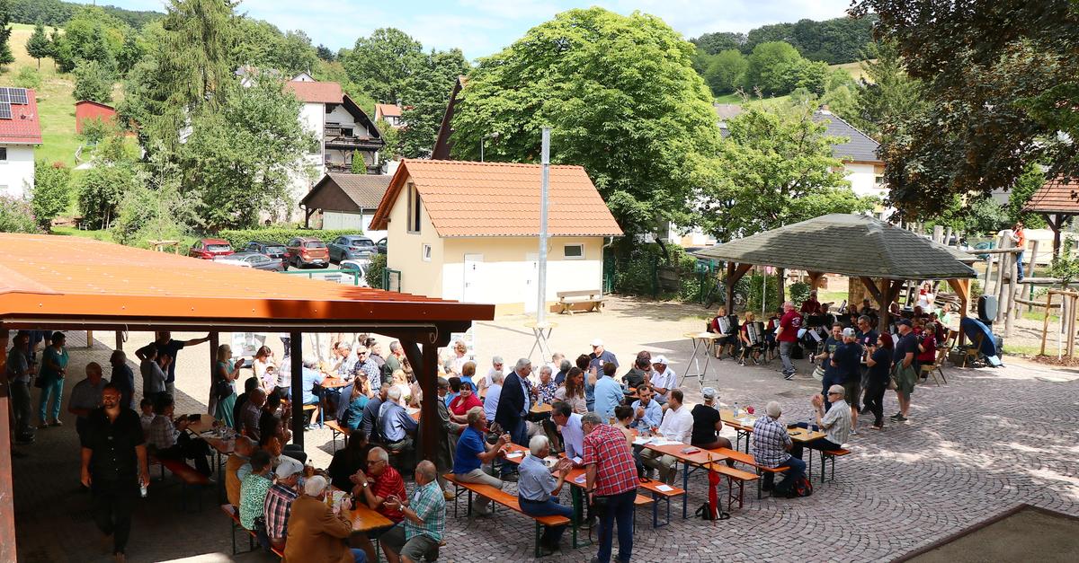 Dorfplatz in Ober-Mumbach mit Fest eingeweiht