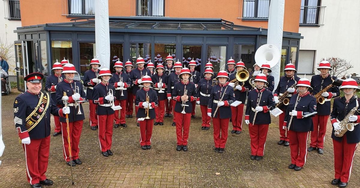 Marching-Band mit ungewöhnlicher Nachwuchswerbung