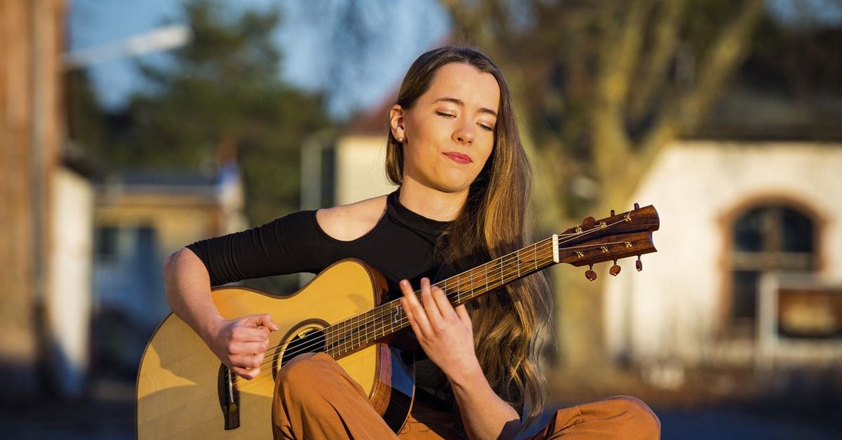 Ausnahme-Gitarristin Julia Lange spielt im Arthaus Altheim