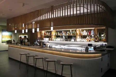 Lufthansa Seeheim öffnet „Upper Deck“-Bar für alle und nun auch an ...