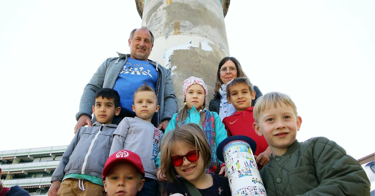 Kinder bringen das Glück auf eine Bischofsheimer Litfaßsäule