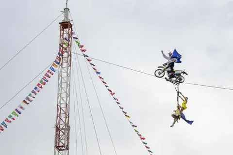 Hochseilshow trotzt beim Gernsheimer Fischerfest Regen und Wind