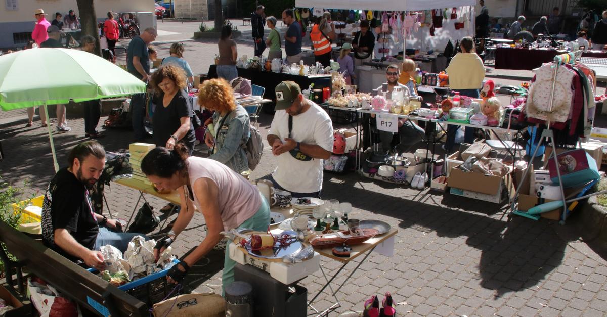 Flohmarkt sorgt für quirliges Treiben auf dem Cramer-Klett-Platz in ...