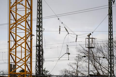 Oberleitung der Bahn in Gustavsburg durch Kran beschädigt