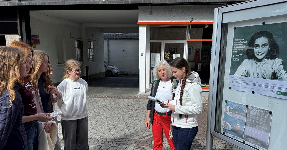 Omas gegen Rechts und Stadt informieren mit Plakaten zu Anne Frank