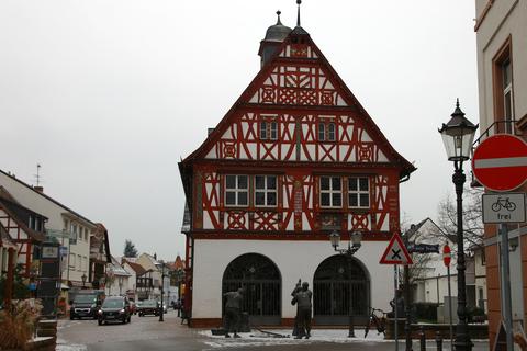 Warum ziert ausgerechnet ein Ferkelbauer Groß-Geraus Rathaus?