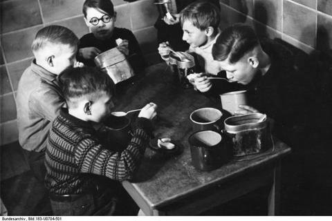 Schulessen nach 1945 in Groß-Gerau: Suppe und Schokolade