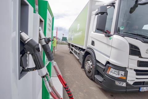 Transgourmet setzt in Riedstadt auf Biogas-Lkw, um Klimaziele zu erreichen