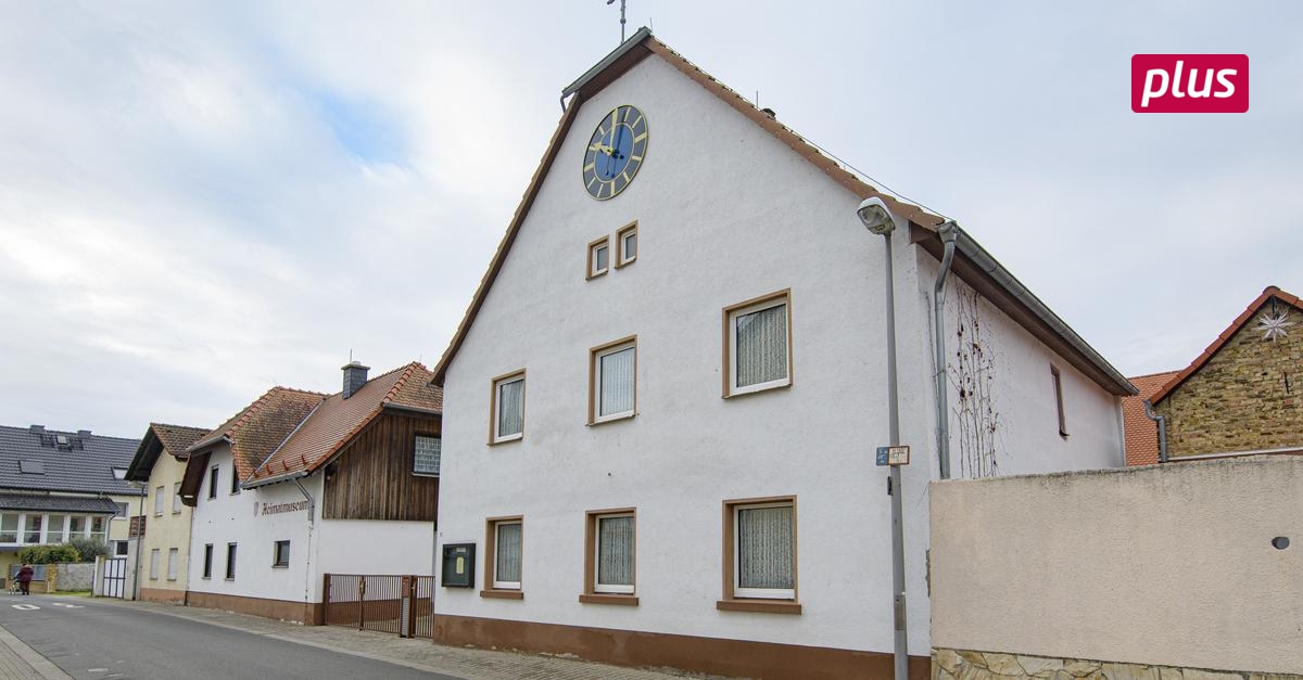 Riedstadt im Detail: Alte Kirchturmuhr in Leeheim