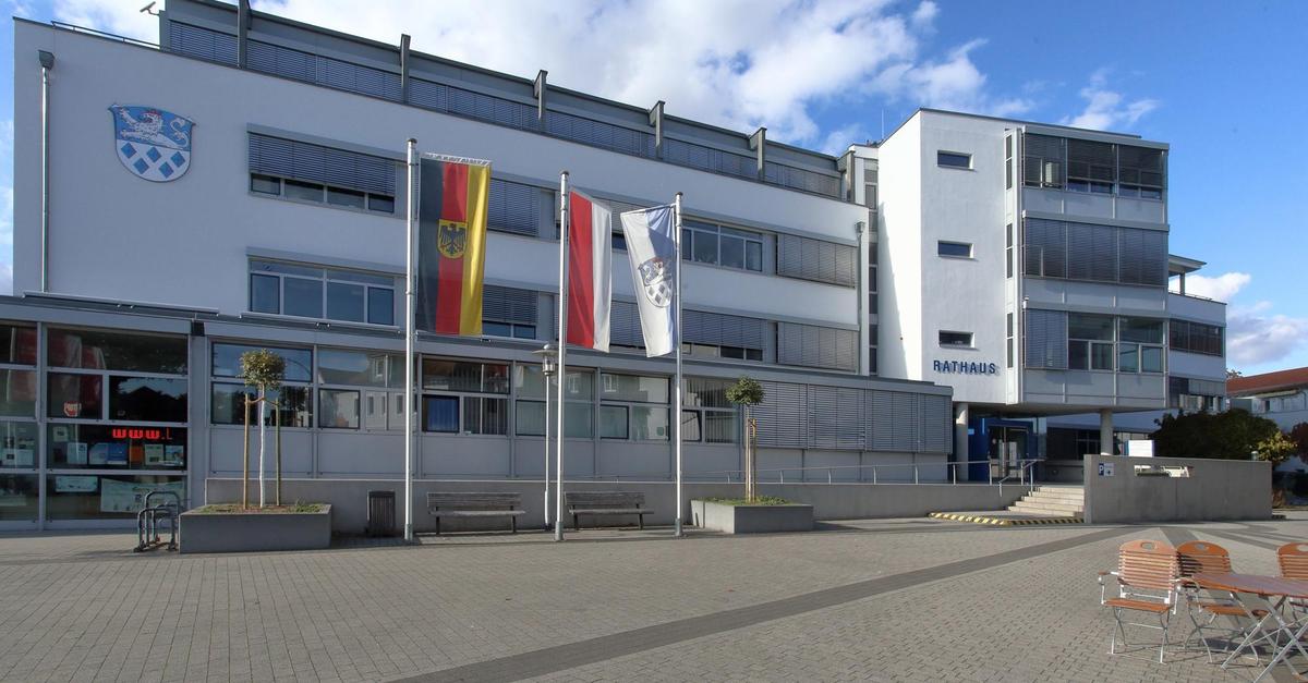 Bald drei Bewerber für Riedstadts Rathaus