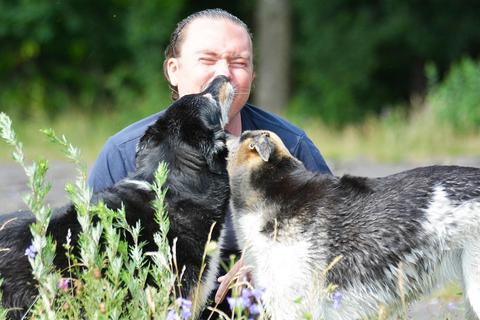 Trebur: Mutter-Sohn-Duo schreibt Kinderbuch über Hunde