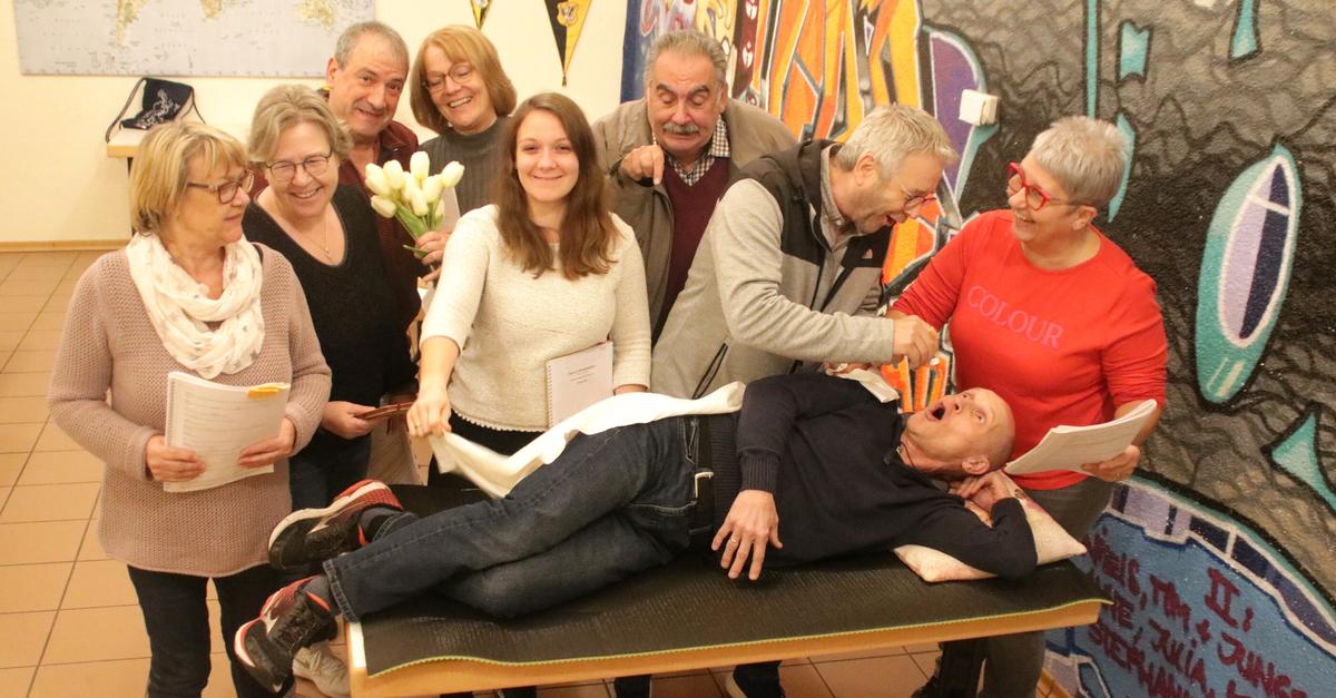 „Chaos im Bestattungshaus“: Schwarze Komödie in Geinsheim