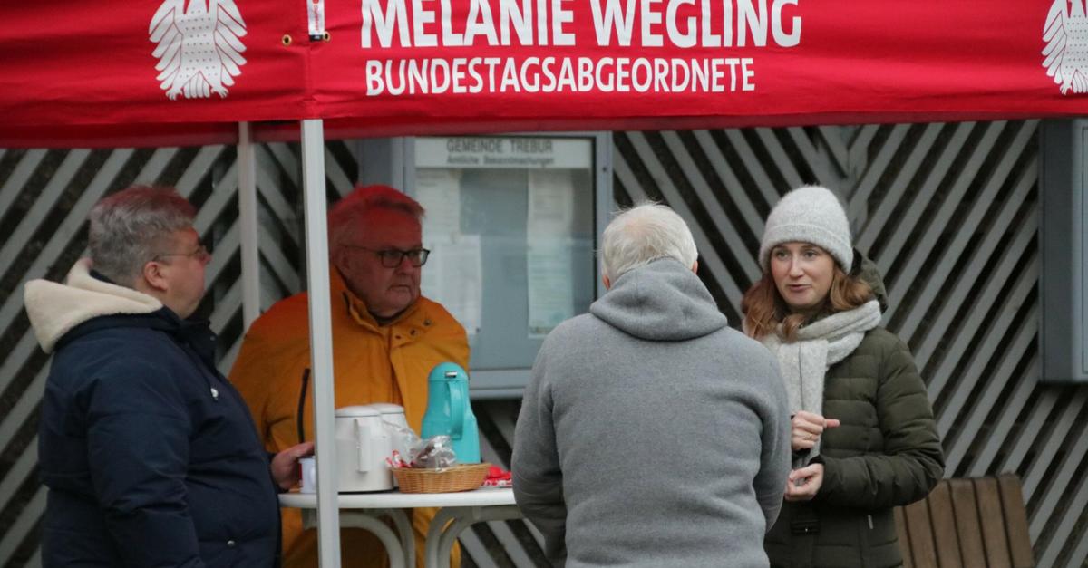 Astheim: Besuch aus Berlin an der Haustür