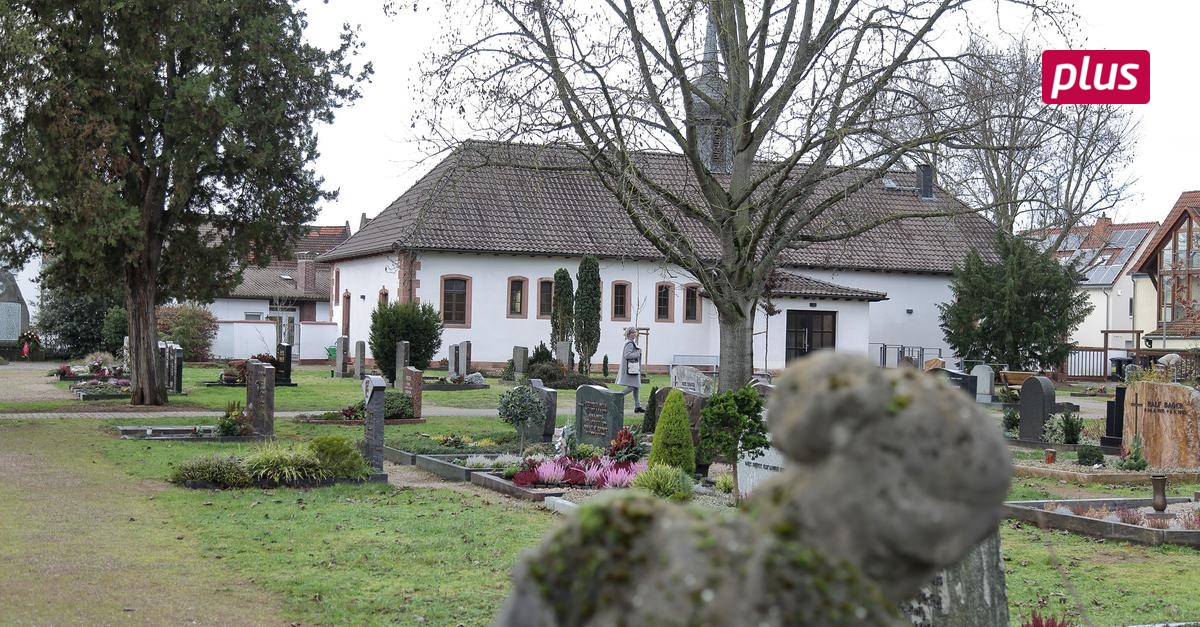 Von der Kirche in die Treburer Friedhofskapelle