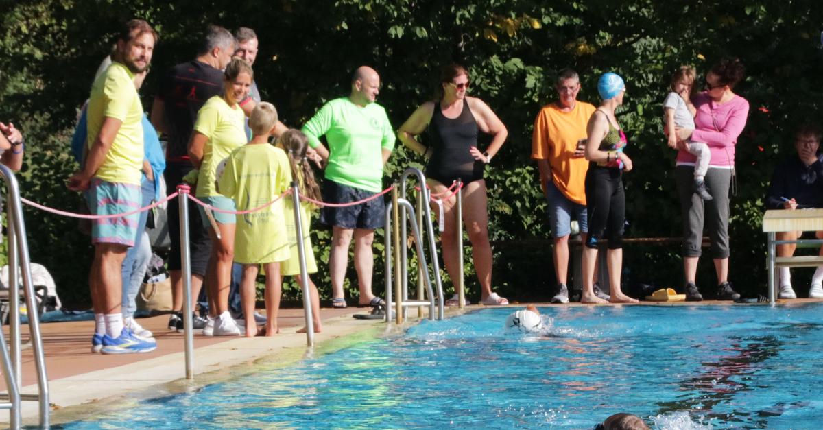 Triathleten ziehen 1.117 Bahnen durch das Treburer Freibad