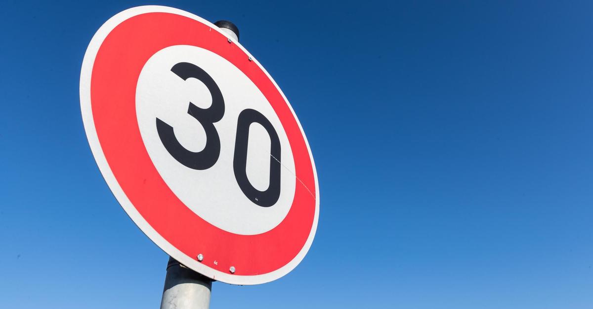 in-h-chst-mit-107-km-h-in-der-tempo-30-zone-erwischt
