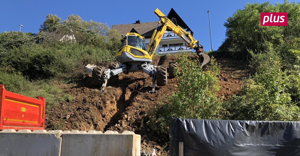 Spinnenbagger gräbt sich für Stromnetz durch Berg in Bicken | Echo Online