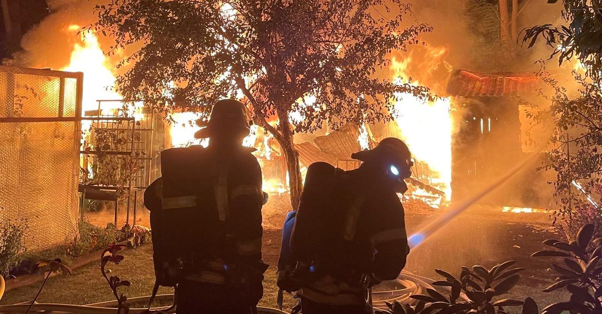 Nach Explosion: Aus Schrebergartenanlage lodern Flammen