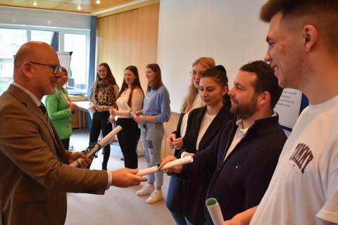 Landratsamt in Erbach stellt Paten für Berufsanfänger