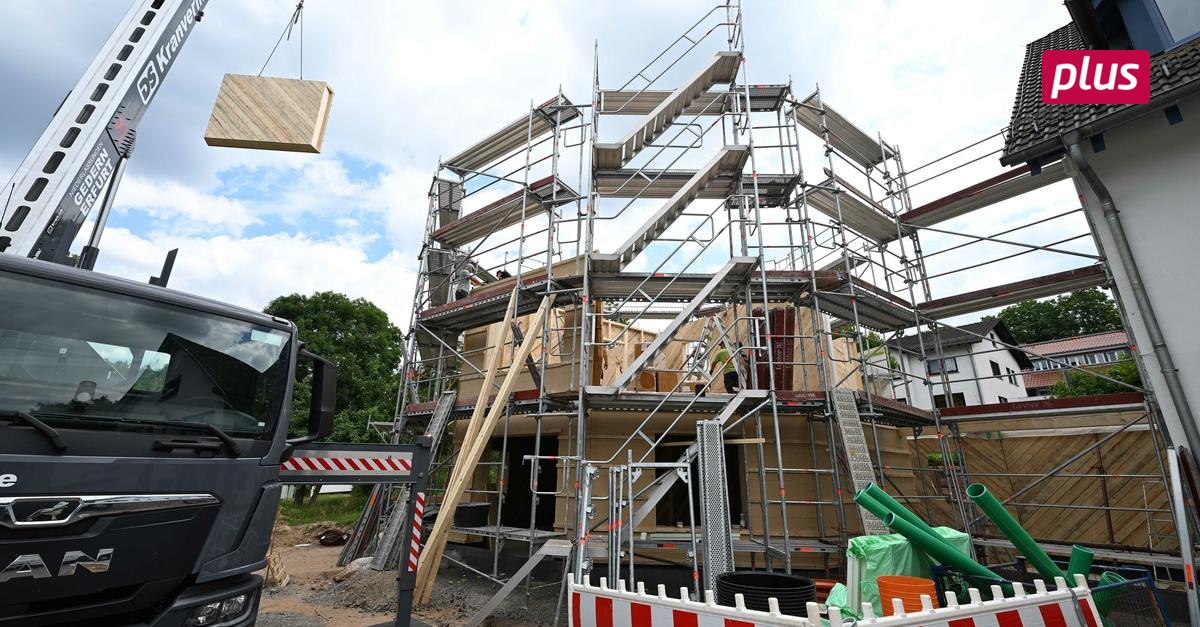 Ein fast rundes Haus aus Holz und Stroh in Asselbrunn