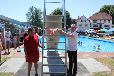 Starke Gemeinschaftsleistung: Güttersbach bekommt Freibad-Rutsche aus ...