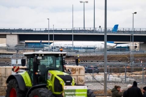 Bauern behindern Anfahrt zum Flughafen mit „Rundfahrt“