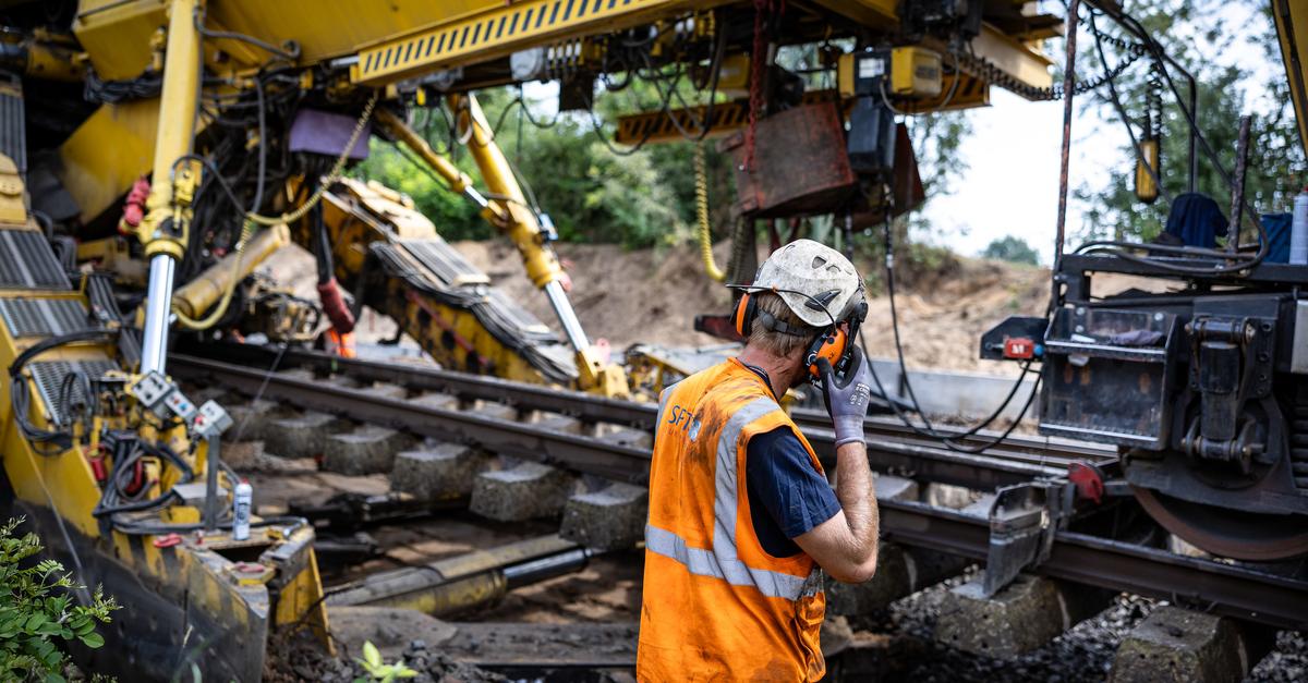 Rollende Schotterfabrik kriecht über die Riedbahn
