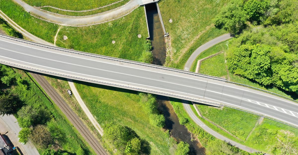 Gesperrte Brücke der B45 bei Bad König: Kann Odenwaldbahn aushelfen?