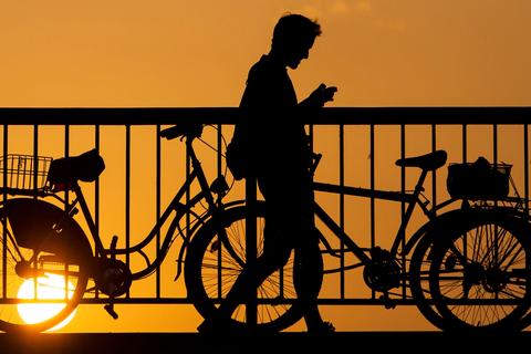 Verliebt in einen Bot – Sind KIs die besseren Partner?